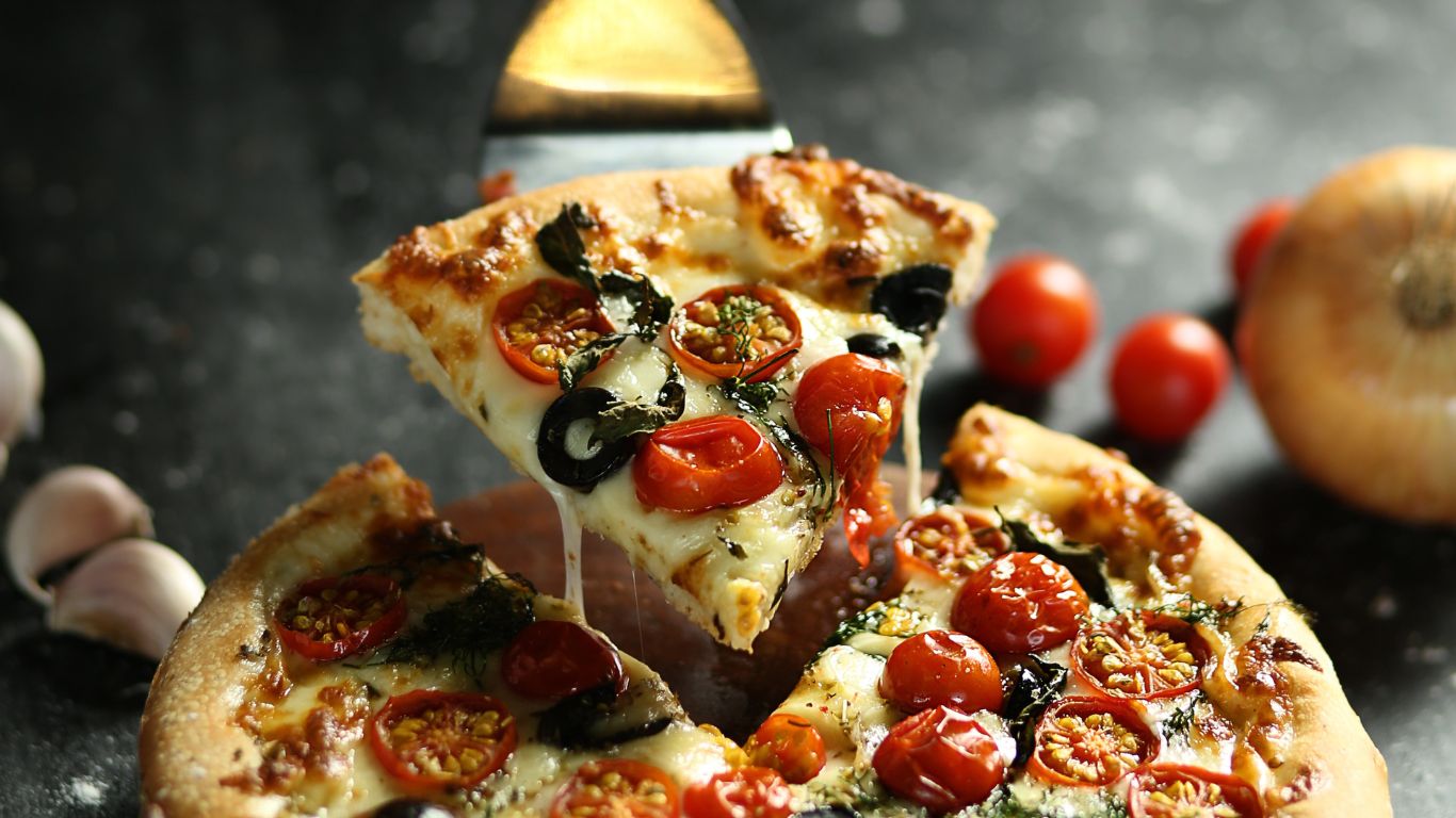 Proper Etiquette and Traditions of Eating Pizza - Kitchen Zoes